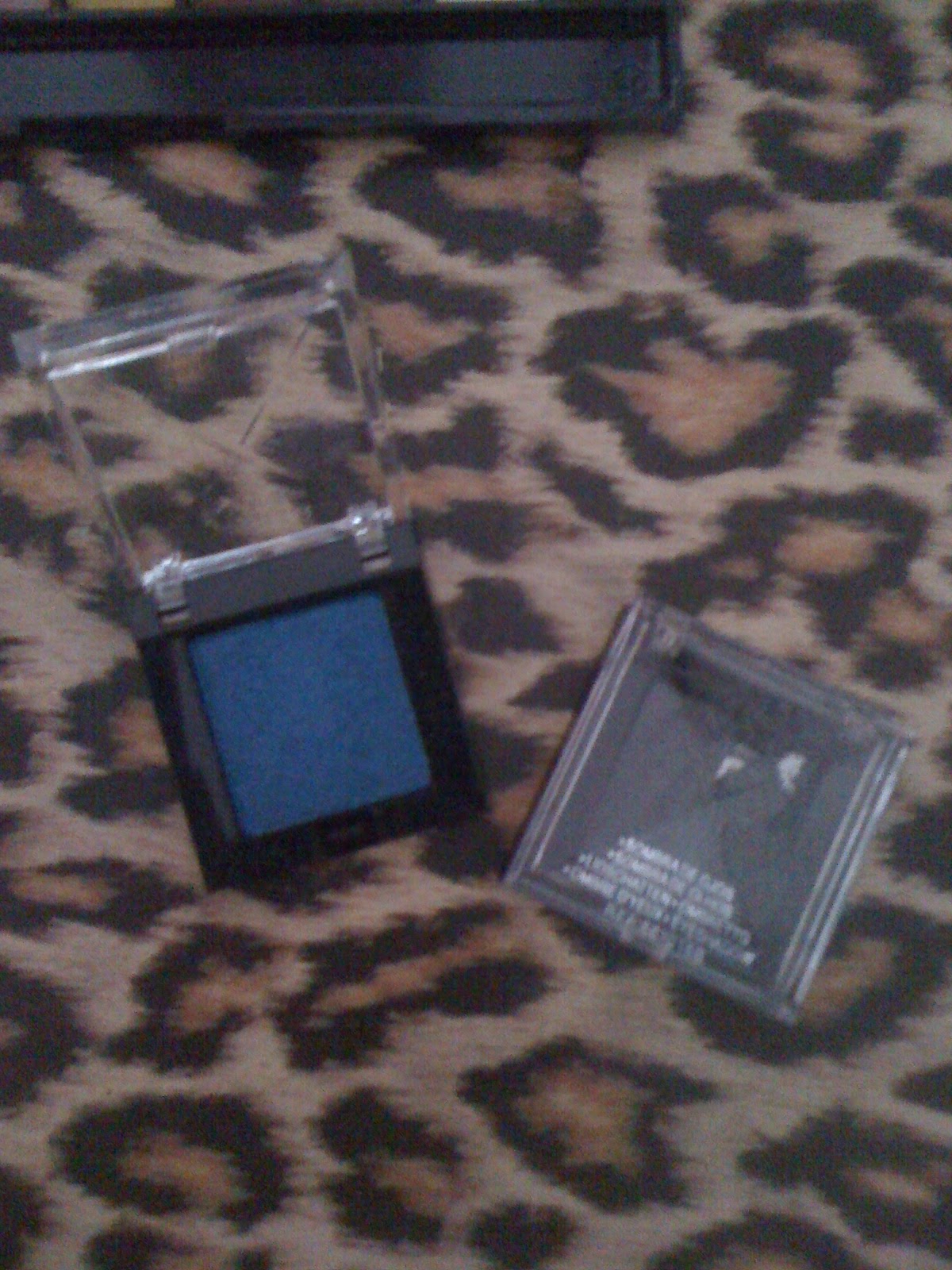 It's only a MAKEUP show: Eyeshadow Yes Love review+swatch