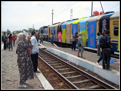 Pesona Kereta Api Berbalut Batik