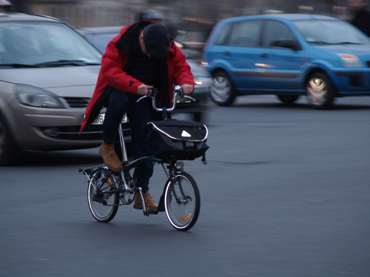 Un Cycliste Parisien / A Parisian Cyclist: Bizarre... Vous avez dit ...