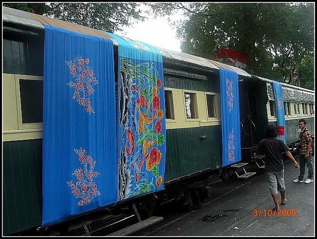 Pesona Kereta Api Berbalut Batik