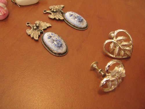 Breiðholt: Trinkets of all types.