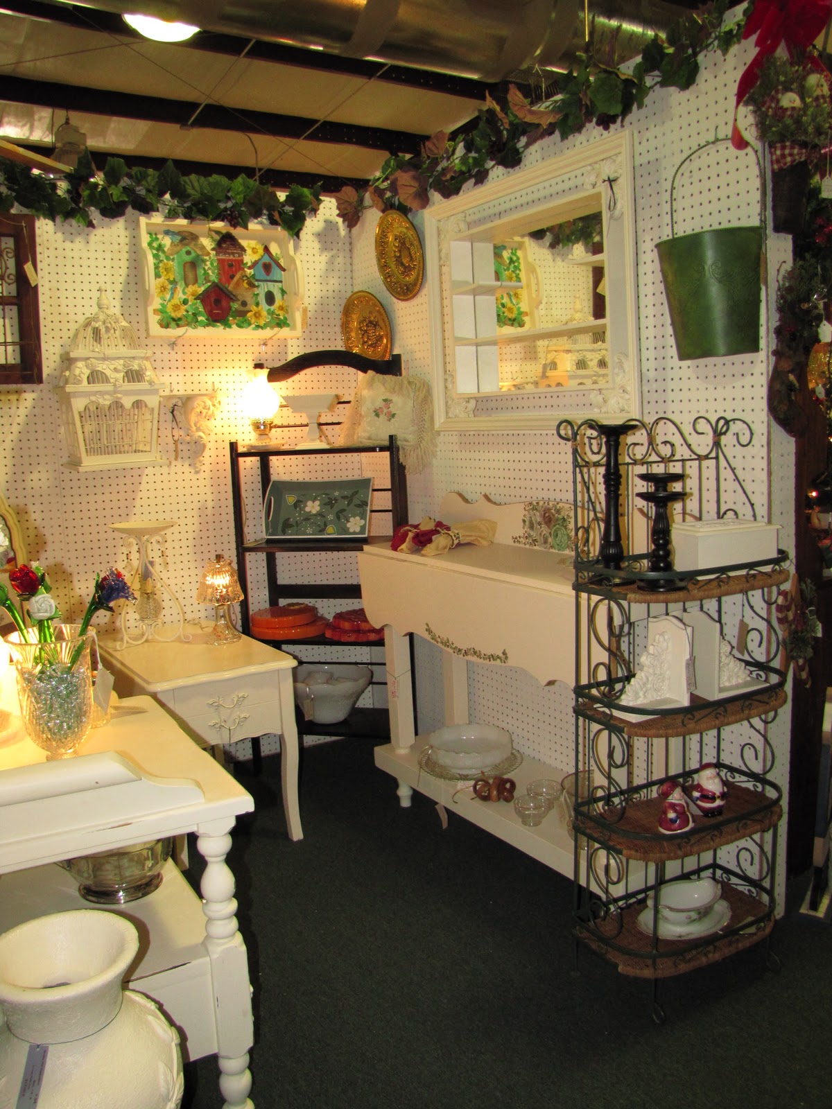 Family American Style: Shabby Chic Inspiration Antique Booth