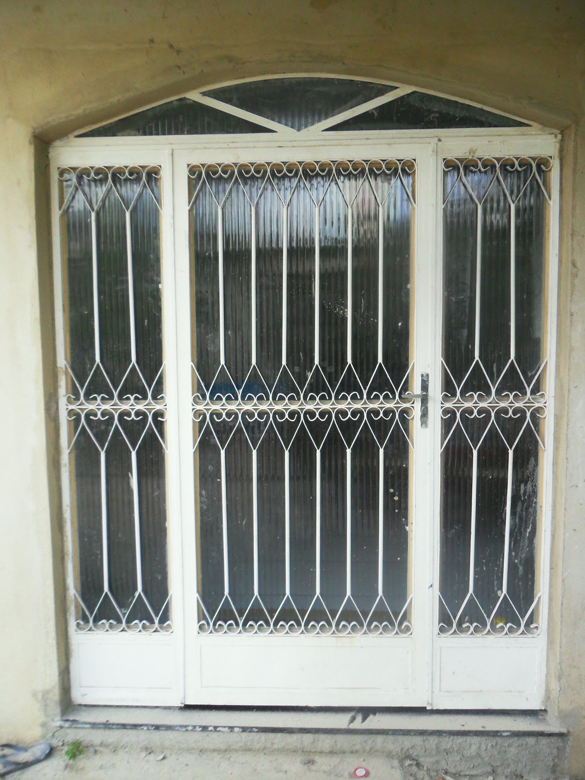 Serralheria Prados Verdes: Porta colonial com cobertura