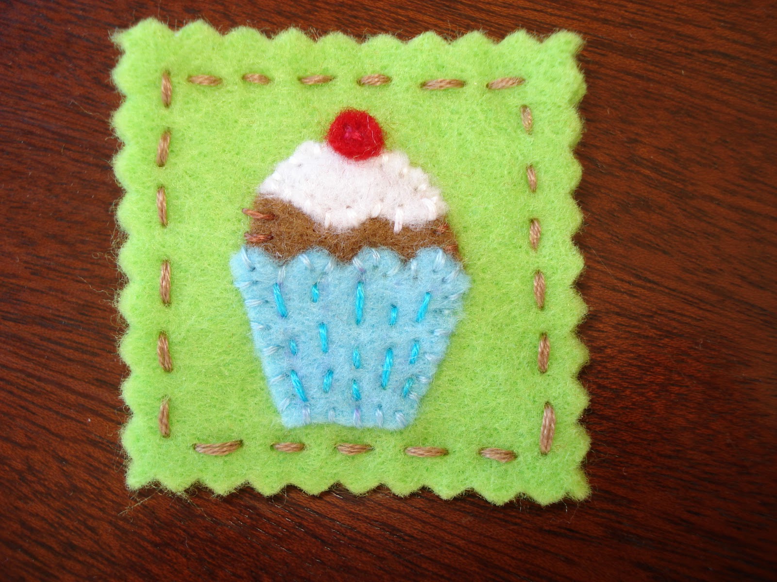 cupcake cutie: Free pattern: Felt Cupcake Brooch