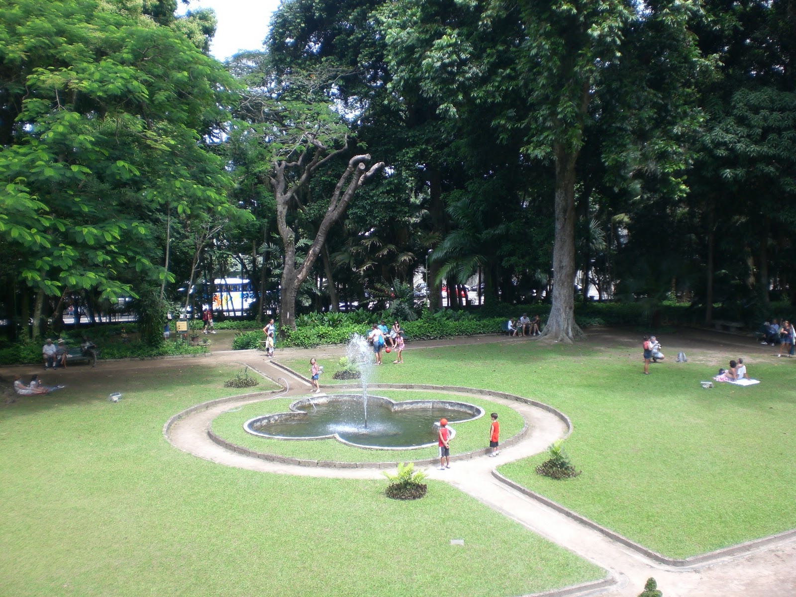 Meninas Versáteis: Programa de Domingo: Café no Parque Lage