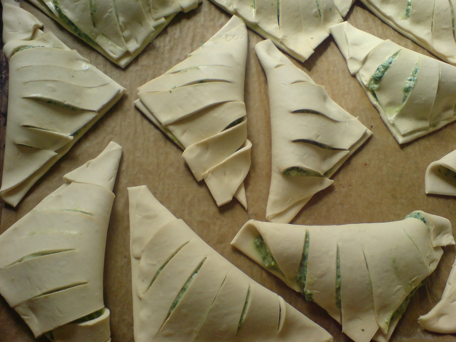 TRIUNGHIURI CU SPANAC SI BRANZA