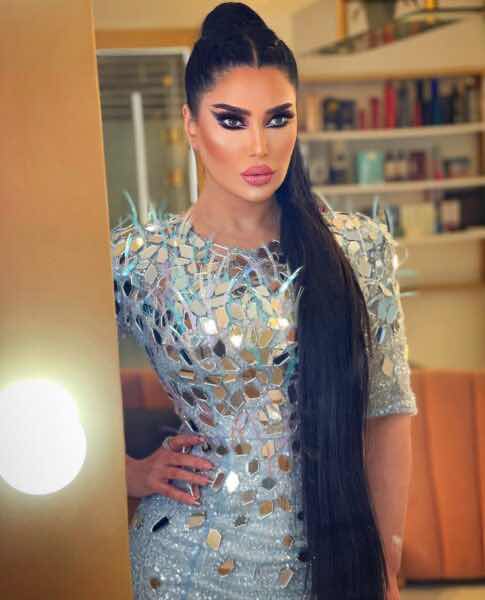 رنا الأبيض بإطلالة أنيقة ومختلفة في أحدث جلسة تصوير لها و الجمهور