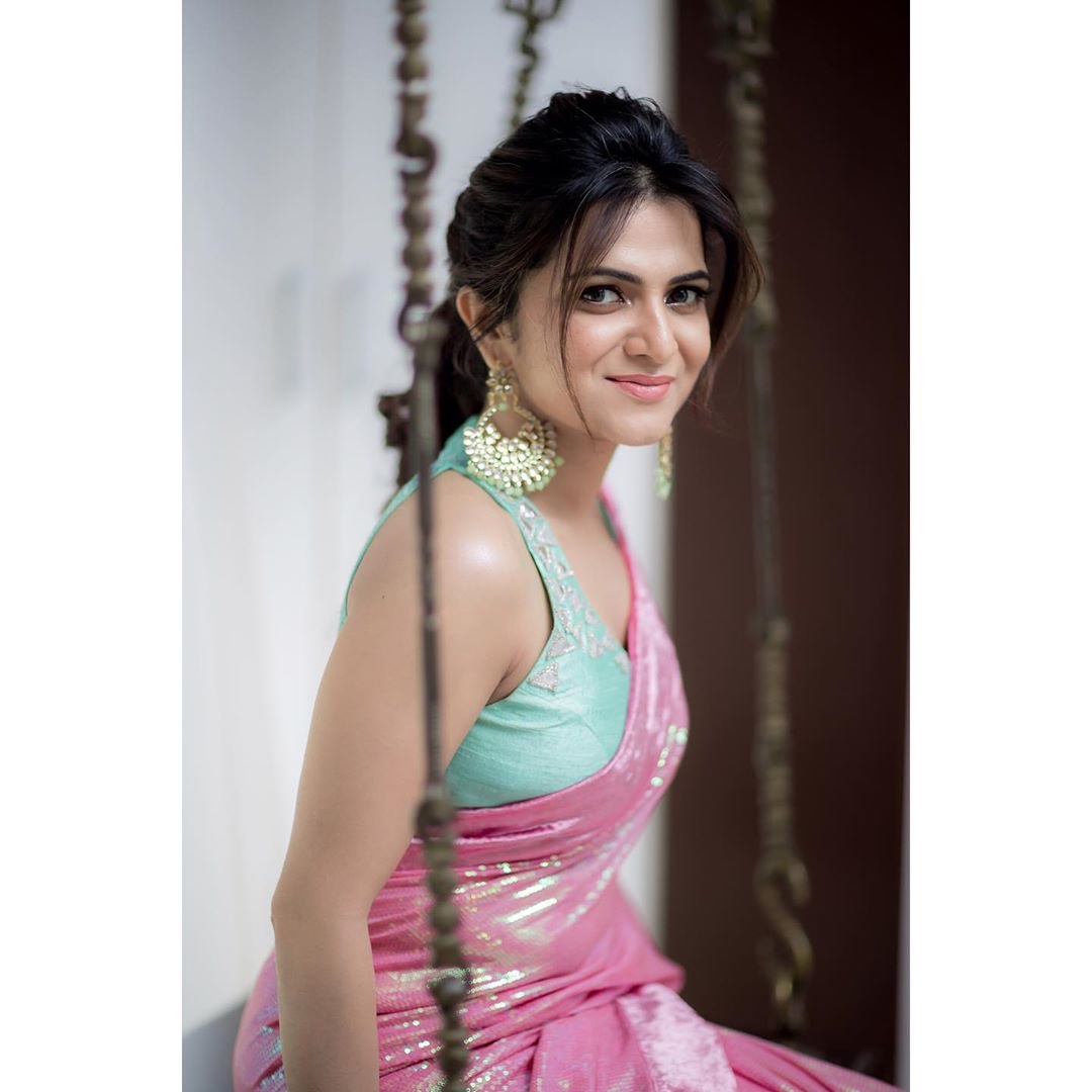 Anchor DD Divyadarshini Glam Pink Saree Photoshoot - South Indian ...